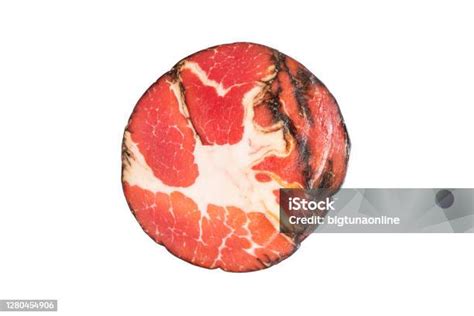 훈제 돼지 고기 살라미 초리조 소시지 슬라이스의 상단 보기는 클리핑 경로와 흰색 배경에 고립 흰 위에 고립된 생 훈제 살라미 소시지 건조한에 대한 스톡 사진 및 기타 이미지