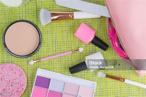 녹색 배경 매니큐어 및 메이크업 도구 분홍색 화장품 가방 매니큐어 브러쉬 및 얼굴 파우더 멀티 컬러 아이 섀도우 가방에 대한 스톡 사진 및 기타 이미지 Istock