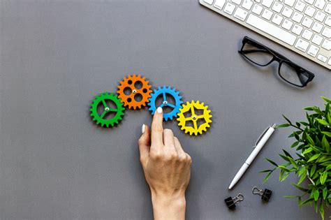 손은 하나의 작업 메커니즘에 기어를 넣습니다 팀워크 및 협업 컨셉 기어 기계 부분에 대한 스톡 사진 및 기타 이미지 기어 기계 부분 탁자 개념 Istock