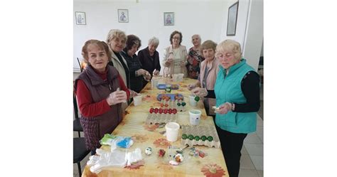 В Дома за стари хора в Добрич боядисаха яйца и си направиха фотосесия