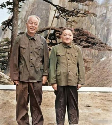 1979年，邓公和万里在黄山迎客松前的合影，瞧他们的衣服，皱皱巴巴的 照片 安徽 公是