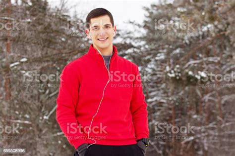 듣는 음악과 공원에 서 있는 빨간 스웨터에 잘생긴 웃는 스포츠맨 야외 활동입니다 건강한 생활방식에 대한 스톡 사진 및 기타