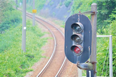 「赤は停止」「青は進行」だけでは運転できない、道路用とは違う鉄道信号の奥深さ 鉄道ホビダス