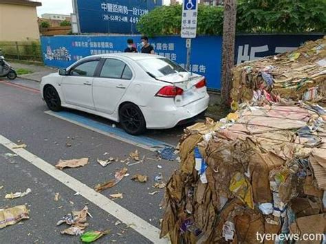 【有片】曳引車轉彎大量紙箱散落 路邊轎車被壓凹 台北郵報 The Taipei Post
