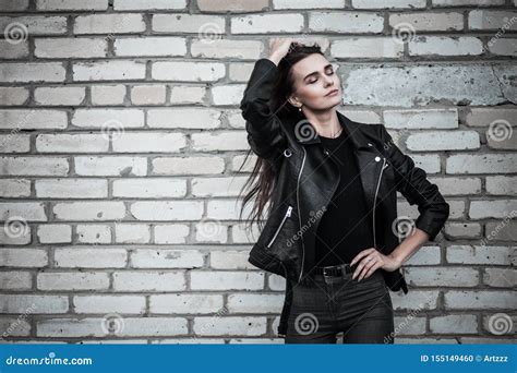Женщина в черной кожаной куртке Стоковое Фото изображение насчитывающей девушка бобра 155149460