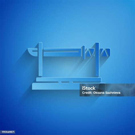 종이는 파란색 배경에 고립 된 나무 스탠드 아이콘에 전통적인 일본 카타나 잘라 일본 의 칼 종이 아트 스타일입니다 벡터 일러스트레이션 가장자리에 대한 스톡 벡터 아트 및