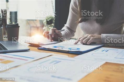 사무실 세무 회계 통계 및 분석 연구 개념의 목조 책상에 감사 금융 예산에 계산기를 사용하여 비즈니스 여성을 닫습니다 놀라움에 대한 스톡 사진 및 기타 이미지 Istock