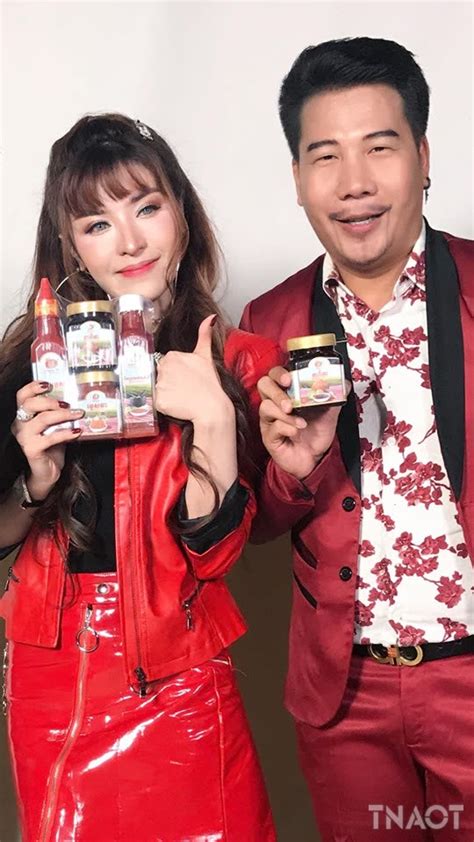 ផ្អើលផ្សារម៉ាក្រូហើយល្ងាចនេះ តារាល្បីៗរួមគ្នាផ្សព្វផ្សាយផលិតផលខ្មែរសិប្បកម្មរ៉ារី Tnaot