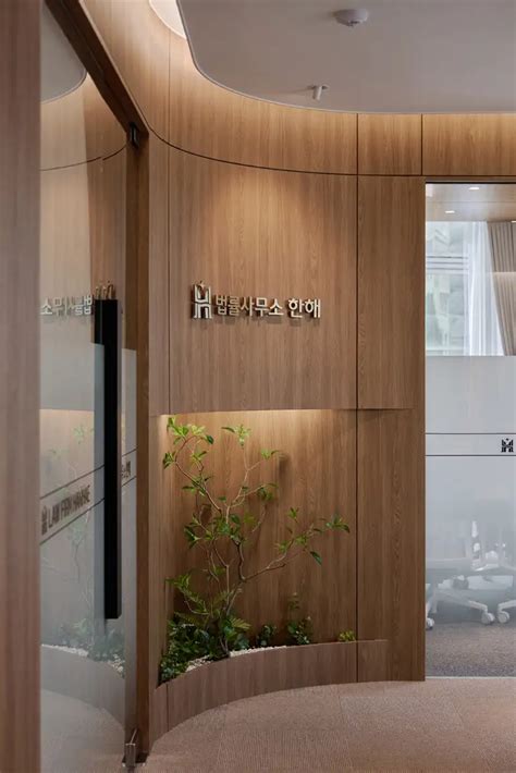 우드 필름지로 고급스럽고 깔끔한 내부 모던 67평 법률사무소 인테리어 서초구 서초동