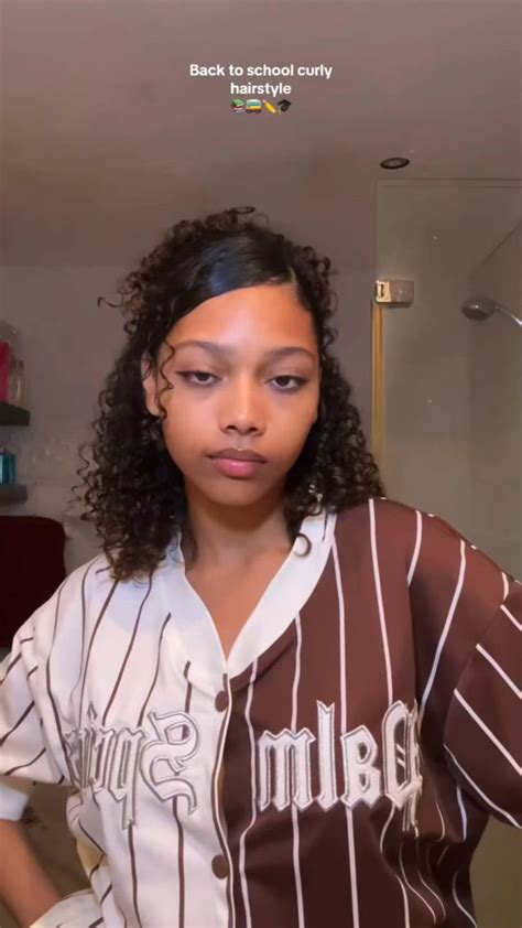 Easy Claw Clip Hairstyle For Curly Hair 🤍 Peinados