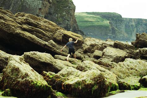 무료 이미지 바닷가 모래 록 하늘 태양 소년 모험 여름 낭떠러지 암벽 등반 익스트림 스포츠 지역 바위 영국 지질학 둥근 돌 펨 브케 셔