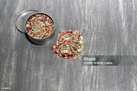 허브 차를 준비하고 제공하기위한 도구 유리 컵 인퓨저 봉지 건조 된 탈수 허브 질병을 완화하고 치료하는 숟가락 0명에 대한 스톡 사진 및 기타 이미지 Istock