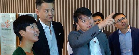 新力张园林的罗曼蒂克消亡史 罗曼蒂克消亡史中的陆先生是旧上海黑帮阶级的代表乱世之中坚持着中国式贵族的罗曼蒂克在爱情仇恨和民族大义