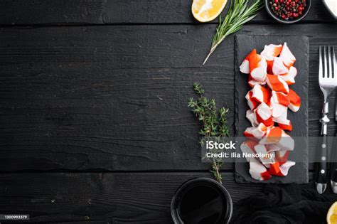 신선한 게 고기 스틱 수리미 푸른 수영 게 검은 나무 테이블 배경에 상단 보기 평면 누워 카피 스페이스와 텍스트 공간 가지 식물 부위에 대한 스톡 사진 및 기타 이미지