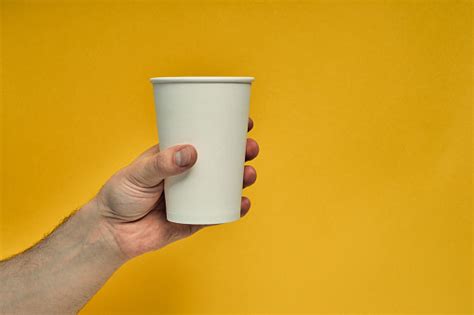컬러 배경에 손에 종이 컵 커피숍의 친환경 소재 생분해성 일회용 식기 클로즈업 건강에 좋지 않은 음식에 대한 스톡 사진 및 기타