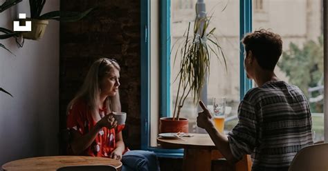 둥근 갈색 나무 받침대 테이블 앞에서 남자와 여자 사진 Unsplash의 무료 음식 이미지