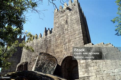 포르투갈의 요람으로 알려진 중세 성 기마라에는 10세기로 거슬러 올라가며 벽과 탑 측면 입구 기마라에 포르투갈의 세부 사항으로 거슬러 올라갑니다 0명에 대한 스톡 사진 및