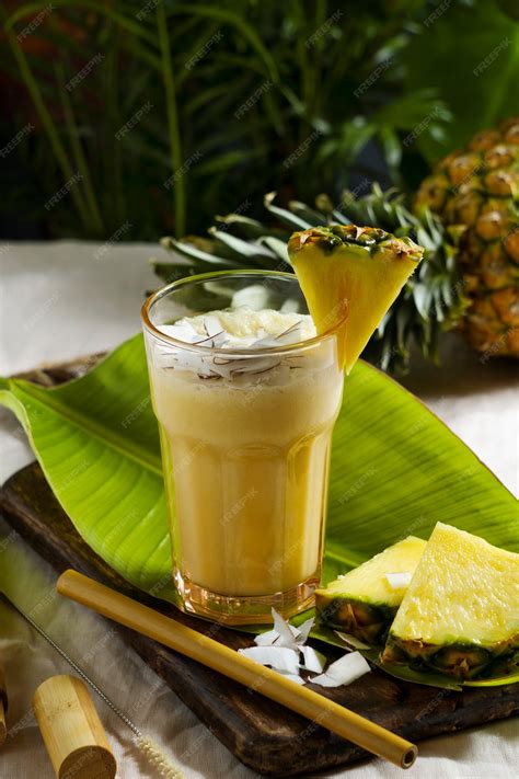 잎이 있는 맛있는 피나 콜라다 칵테일 무료 사진