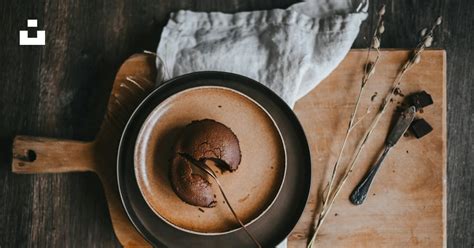 스테인레스 스틸 포크와 나이프 옆에 검은 접시에 초콜릿 케이크 사진 Unsplash의 무료 음식 이미지