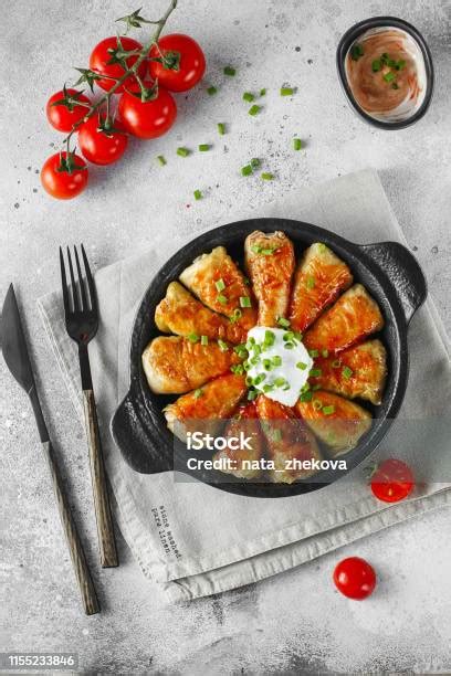 러시아 박제 양배추 롤은 토마토 녹색 양파와 회색 배경에 내 열 블랙 요리의 사 워 크림과 함께 제공 됩니다 음식 사진 소고기에 대한 스톡 사진 및 기타 이미지 Istock