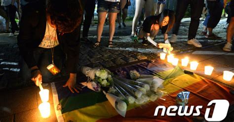 희생자를 위해 촛불을 밝힙니다