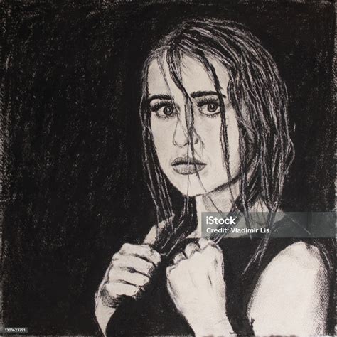 종이에 숯 그림 젖은 머리를 가진 젊은 여자의 아름다운 초상화 목탄화에 대한 스톡 벡터 아트 및 기타 이미지 목탄화 스케치 35 39세 Istock