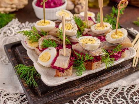 Канапе с селедкой и плавленым сыром — рецепт с фото пошагово