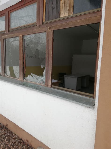 Канцеларија за КиМ Здравствени објекти се штеде и у рату Канцеларија за Косово и Метохију