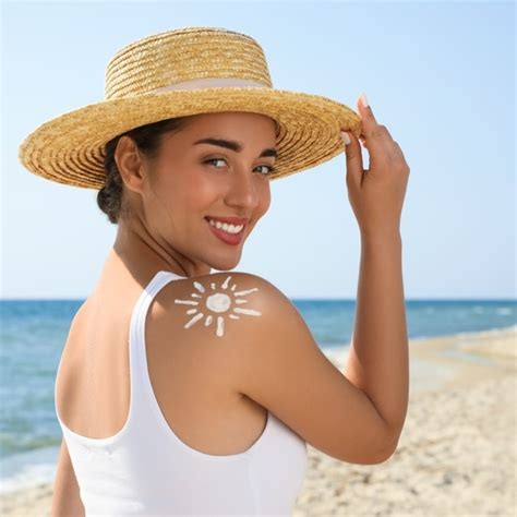 دليلك الكامل لاختيار واقي الشمس المناسب احمِ بشرتك في فصل الصيف مجلة هي