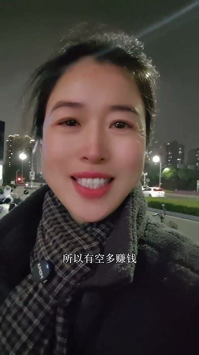 一百块钱听起来不多，可是有人要花十几个小时，劳累一天才能得到！一天一分不挣很容易，但是一天一分不花，根本不可能。所以有空多赚钱，没事少矫情，成年人的世界谁不是把自由卖了，换成了柴米油盐！阿辰哥