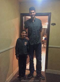 7ft1 Person Towers Over His Tiny Friend Giant People Guys Tall Guys