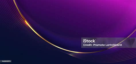 보라색과 진한 파란색 배경에 추상적인 3d 금색 곡선으로 조명 효과와 텍스트를위한 복사 공간으로 반짝입니다 보라색에 대한 스톡 벡터 아트 및 기타 이미지 Istock