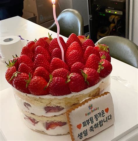 동안나라클리닉 동안나라 생일파티 피부팀 가은선생님 생일축하합니다💓 센스만점 원장님 픽 케이크🍰🍰