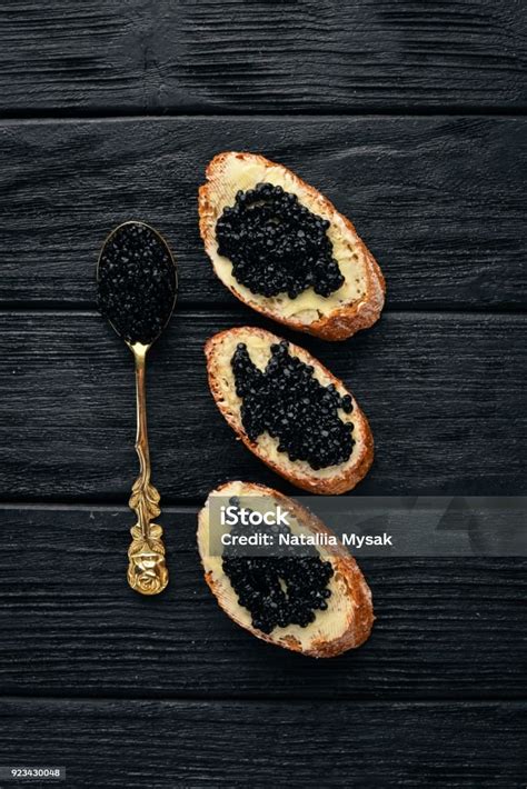 블랙 캐 비어와 버터 샌드위치입니다 에 나무 배경 최고의 볼 수 있습니다 텍스트에 대 한 여유 공간입니다 0명에 대한 스톡 사진 및 기타 이미지 Istock