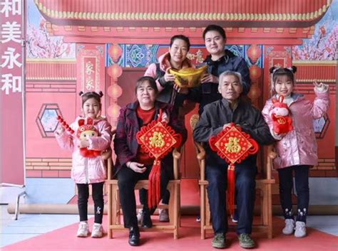 晋江家风家训馆内拍摄幸福全家福 晋江市 文明风