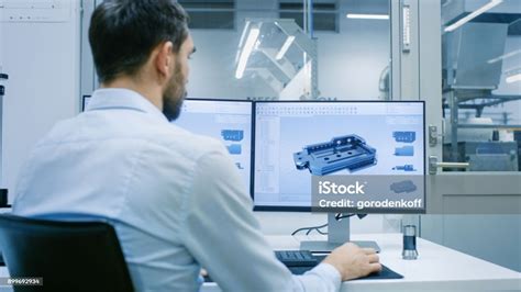 엔지니어 기술자 두 디스플레이와 개인용 컴퓨터에서 작업 그는 설계 Cad 프로그램에서 새 구성 요소 사무실 창 부품 제조 공장에서 볼 수 있다 엔지니어에 대한 스톡 사진 및