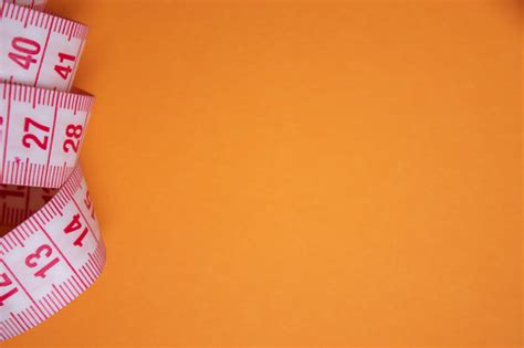 주황색 배경에 빨간색 측정 테이프를 닫습니다 체중 개념 맨 위 보기입니다 공간을 복사합니다 격리 0명에 대한 스톡 사진 및 기타 이미지 Istock