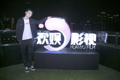 许凯受邀出席欢娱之夜 被前辈称赞 有潜力”