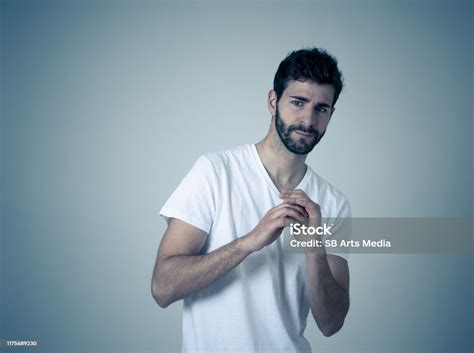 무서운 얼굴로 무서운 제스처를 하고 무서운 것을 바라보는 충격에 휩싸인 젊은이의 초상화 인간의 감정 감정과 얼굴 표정 중립 배경에서 격리되었습니다 남성에 대한 스톡 사진 및