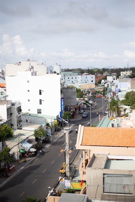 건물과 자동차가 있는 도시 거리 사진 Unsplash의 무료 B07스튜디오 이미지