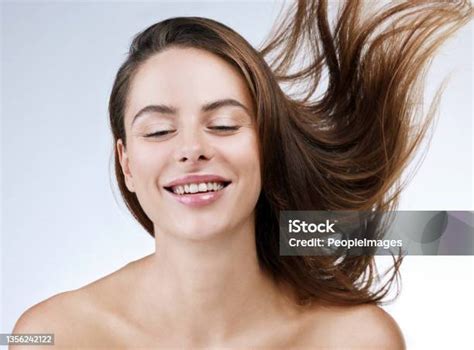 하얀 배경에 포즈를 취하는 아름다운 젊은 여성의 스튜디오 샷 여자에 대한 스톡 사진 및 기타 이미지 여자 한 명의 여자만 20 29세 Istock