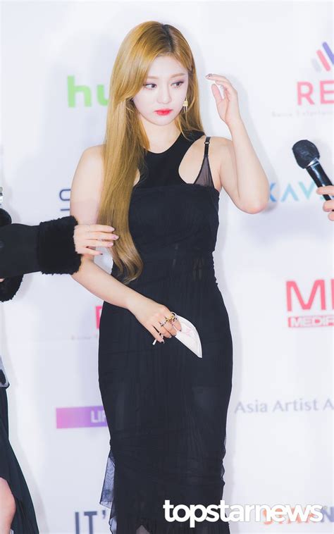 [hd포토] 에스파 Aespa 닝닝 훅 들어온 마이크에 깜놀 2021 Aaa 레드카펫 네이트 연예