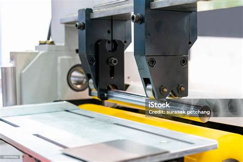 탱크 병 파이프 튜브 등과 같은 제조 공정 을 만드는 금속 판기원 굽힘 제조 공정을위한 자동 우레탄 롤 기계 장비에 대한 스톡 사진 및 기타 이미지 Istock