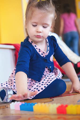 귀여운 여자아이 게임하기 바닥 큐브 2015년에 대한 스톡 사진 및 기타 이미지 2015년 가족 갈색 Istock