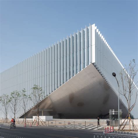 Faceted Glass Atrium Bisects Oma S Axel Springer Building In Berlin