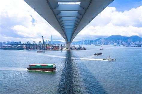 홍콩 항구 교량 및 도시 배경 무인 항공기 공중 보기에 도착 선적 컨테이너를 수송화물 선적 화물 운송 수입 수출 사업 또는 산업 개념 0명에 대한 스톡 사진 및 기타 이미지