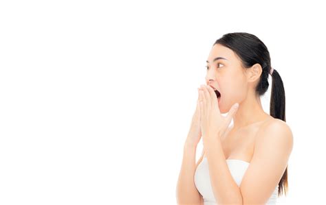 놀란 행복한 아름다움 아시아 여자는 외침과 와우 얼굴 표현적인 얼굴 표정으로 흥분에 공간을 복사하는 것을 본다 아름다운 소녀는 만족한 제품처럼 행동한다 하얀 배경에 고립