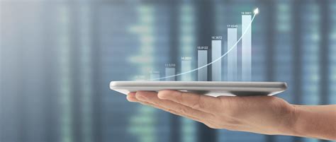 계획 그래프 성장 및 차트 긍정적 지표의 증가 태블릿을 손에 들고 Brand Name Smart Phone에 대한 스톡 사진 및