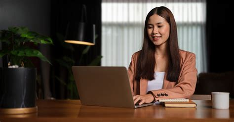 현대 사무실에 앉아 노트북 컴퓨터로 작업하는 매력적인 사업가 돈벌이에 대한 스톡 사진 및 기타 이미지 돈벌이 인터넷 20 24세 Istock