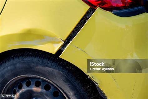 충돌 사고 또는 주차장에서 손상된 페인트로 긁힌 자동차 차에 대한 스톡 사진 및 기타 이미지 차 긁힌 움푹 둘어간 자국 Istock